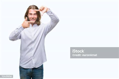 손으로 만드는 프레임 및 행복 한 얼굴로 손가락을 웃 고 고립 된 배경 위에 긴 머리를 가진 젊은 잘생긴 남자 창의력과 사진 개념입니다 개념에 대한 스톡 사진 및 기타