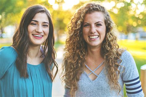 공공 공원에서 젊은 성인 매력적인 여성 대학 학생 이른가 재미 20 29세에 대한 스톡 사진 및 기타 이미지 20 29세 2명 Z세대 Istock