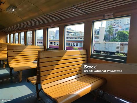 태국 빈티지 열차의 좌석 Hua Lamphong 역 또는 방콕 중앙 기차역의 레트로 캐빈 카 내부 방콕 태국 2022년 3월 5