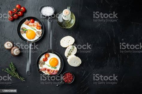 주철 프라이팬에 베이컨과 채소를 곁들인 계란 튀김 검은 색 배경 상단 보기 플랫 레이 텍스트 카피 스페이스 공간 0명에 대한 스톡 사진 및 기타 이미지 Istock
