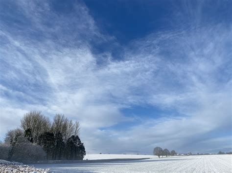 낮에는 푸른 하늘과 흰 구름 아래 하얀 눈 덮인 들판 사진 Unsplash의 무료 파랑 이미지