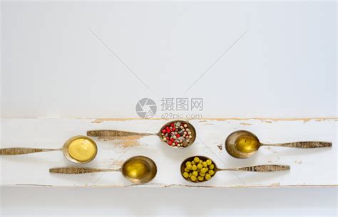 带有调味料和香料的老式勺子顶视图高清图片下载 正版图片502821647 摄图网