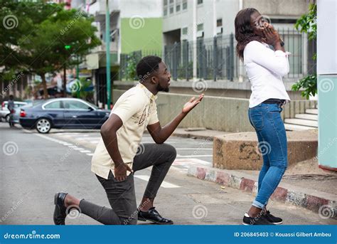 Joven Preguntando En Matrimonio A Su Prometida Imagen De Archivo