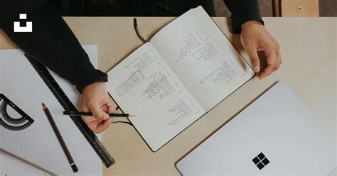 펜을 들고 책에 글을 쓰는 사람 사진 Unsplash의 무료 공책 이미지