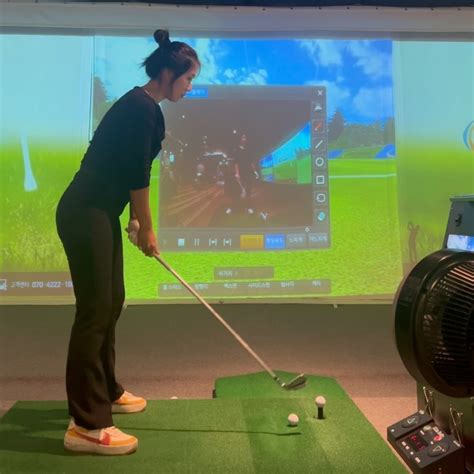 골린이 정쿼카 오늘은 레슨일기⛳️ ️팔꿈치가 더 앞으로 안 쪽으로 들어오게 리허설 하기 ️백스윙때 상체 회전 충분히 더 뒤로