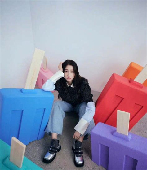 关晓彤穿短裙配长筒靴 清冷又俏皮 时尚 贵州网——贵州门户网站 贵州新媒体平台