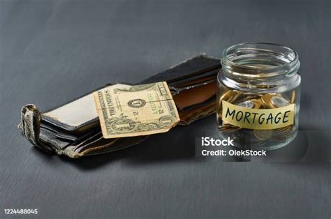 동전과 지폐 1 달러의 항아리 근처 오래된 폭행 지갑 콘크리트 책상에 비문 모기지 0명에 대한 스톡 사진 및 기타 이미지 0