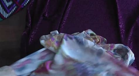 Как из куска ткани сделать платье без шитья за 1 минуту Смотреть онлайн в поиске Яндекса по Видео