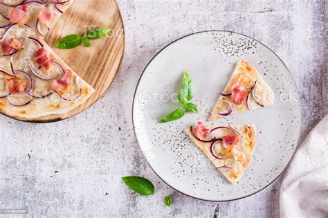 프랑스 타르테 플라 쿠첸을 베이컨 크림 치즈 및 양파를 접시에 곁들입니다 위쪽 보기 고기에 대한 스톡 사진 및 기타 이미지 고기 그릇 근거리 초점 Istock