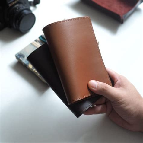 Passport Holder With Airtag Slot Vegetable Tanned Cowhide Astrid
