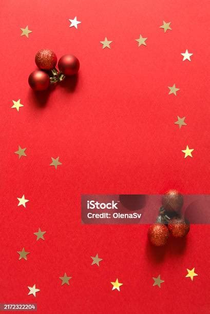 크리스마스와 새해 구성 크리스마스 빨간 공과 금색 색종이 별 빨간색 배경입니다 평면도 평평한 위치 복사 공간을 위한 빈 공간 개념에 대한 스톡 사진 및 기타 이미지 Istock