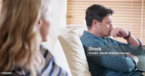 결혼 생활의 좌절을 위해 집 거실 소파에서 부부와 짜증 싸움 갈등 아파트에서 이별이나 이혼을 생각하는 불행한 남자와의 논쟁 무시 외로움 2명에 대한 스톡 사진 및 기타