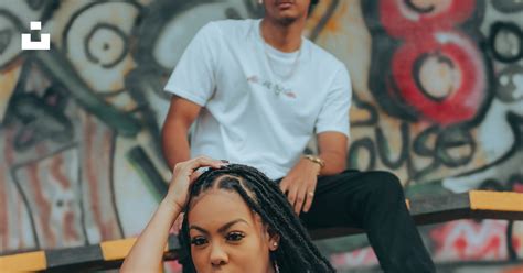 스케이트보드 위에 앉아 있는 남자와 여자 사진 Unsplash의 무료 사람 이미지