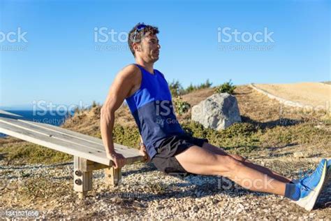 공원에서 야외 체육관에서 공공 장비에 운동을하고 젊은 백인 남자 40 44세에 대한 스톡 사진 및 기타 이미지 40 44세 건강한 생활방식 공원 Istock
