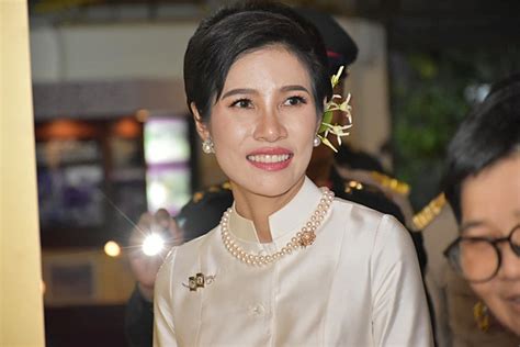 เจ้าคุณพระสินีนาฏ พิลาสกัลยาณี ฟ้อนรำ กับชาวบ้านงดงามอ่อนช้อย เยี่ยมชมพิพิธภัณฑ์ จ กาฬสินธุ์