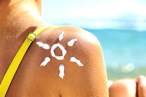 그녀의 어깨에 선스크린 크림과 해변에서 선탠 젊은 여자의 백보기 자외선 광화상 보호 및 자외선 차단 스킨케어 컨셉 건강관리와 의술에 대한 스톡 사진 및 기타 이미지 Istock