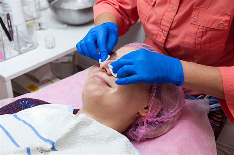 미용사 여성이 산 박리를 적용하는 위의 얼굴에 마스크와 화장품 절차 동안 소파에 누워있는 어린 소녀 클렌징과 메이크업 건강관리와 의술에 대한 스톡 사진 및 기타 이미지