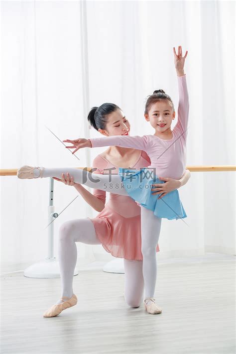 年轻舞蹈老师教小女孩跳舞高清摄影大图 千库网