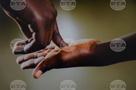 Придружителите на непълнолетни деца на обществени места след 22 00 ч ще се удостоверяват с