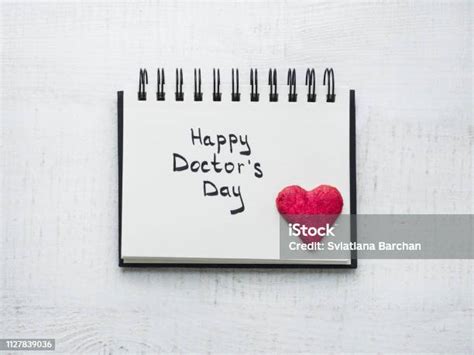 행복 한 의사의 하루입니다 아름 다운 인사말 카드입니다 격리 된 배경 3월에 대한 스톡 사진 및 기타 이미지 3월 건강관리와 의술 공휴일 Istock