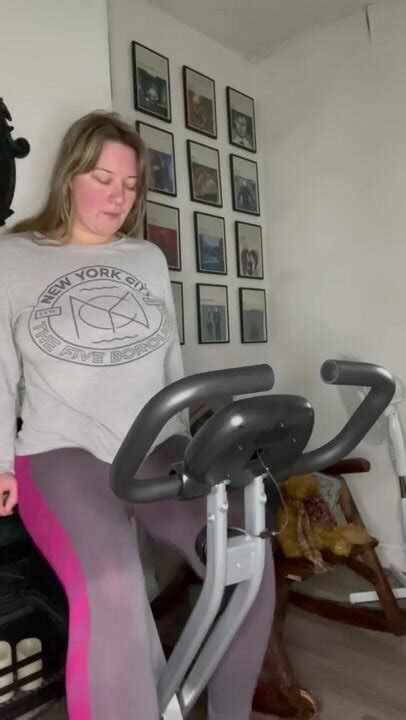 Mulher Caga na Calça Fazendo Ginastica ThisVid com