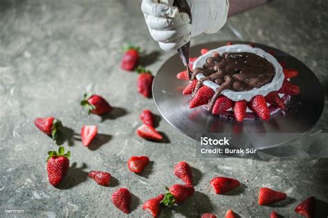 패스트리 마스터는 부엌에서 딸기와 초콜릿 케이크를 준비 각설탕에 대한 스톡 사진 및 기타 이미지 각설탕 과일 달콤한 음식 Istock