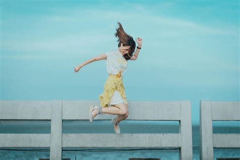 White女子与水下黄裙跳远摄影 千叶网