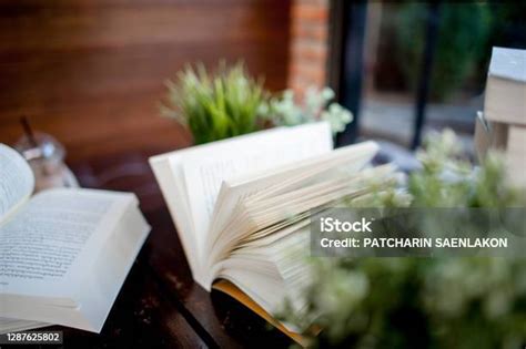 책상에 배치 책 많은 책 공부 지식 교육을위한 아름다운 색상 이미지 가리기에 대한 스톡 사진 및 기타 이미지 가리기 갈색 고대의 Istock