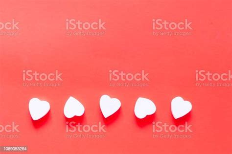 발렌타인 데이 개념입니다 산호 배경에 나무 화이트 하트 모양 장식입니다 휴일과 축 하 엽서에 대 한 개념입니다 2019년에 대한 스톡 사진 및 기타 이미지 Istock