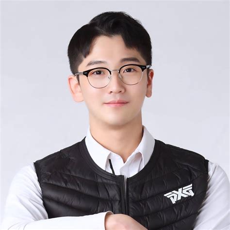 여러분은 드라이버 연습할 때 어떤 방법을 많이 사용하시나요 저는 몸의 스윙보다 상체와 8에 쓰임을 더 알아야 된다고 생각합니다 상체와 팔과 손목의 쓰임을 먼저 터득한 후 그