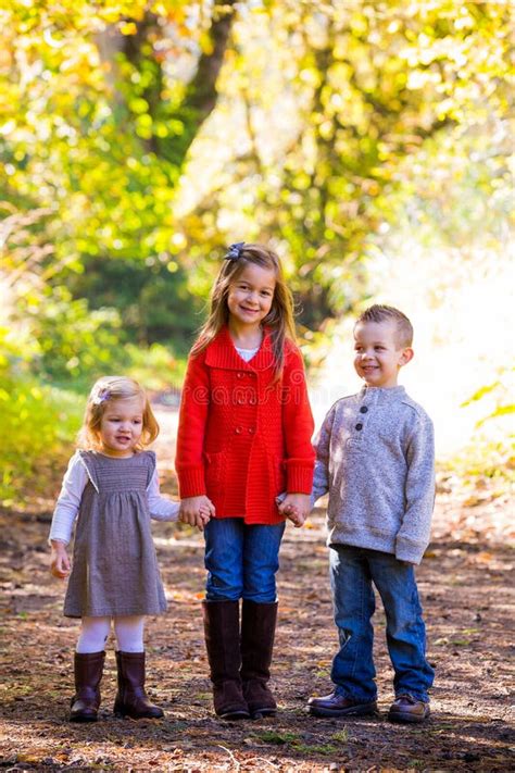 Tres Hermanos Jovenes Imagen De Archivo Imagen De Hermanos