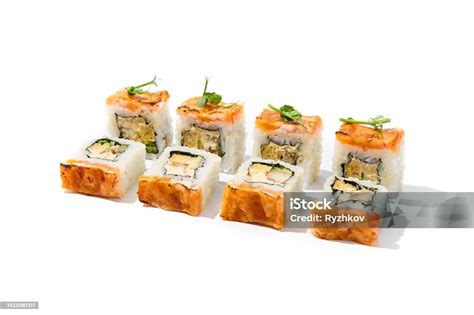 바깥에 구운 연어를 곁들인 마키 초밥 새우 오이 치즈를 얹은 마이크로 그린 흰색 배경에 고립 된 구운 연어와 새우 마키 롤 탄 참치 생선과 함께 트렌디 한 스시 롤 0명에