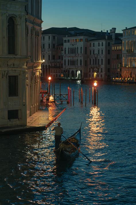 Rialto Bridge 강 강가 거리 건물 건축 경치가 좋은 고요한 곤돌라 곤돌라 사공 관광 구시가지 낭만적인 다리 대운하 도시 풍경 도시의