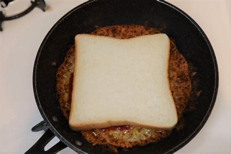 安い食パンをフライパンにズドーン！【家事ヤロウ】「悪魔のカリカリピザトースト」簡単アレンジ沼にどハマり ヨムーノ