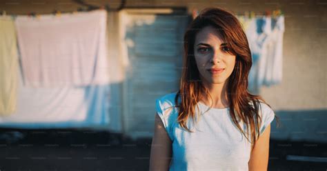 흰 셔츠에 젊은 아름 다운 갈색 머리 소녀의 초상화 사진 Unsplash의 유행 이미지