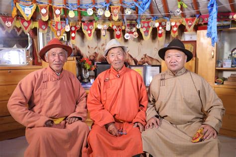 Очирбатын 🔹Буурлаас үг сонс 🔹Болсон идээнээс ам хүр 🔵Гэгээн сайхан өглөөний мэндийг хүргэе