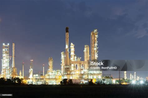 석유 가스 정제 공장 석유 생산 또는 석유 화학 공장이라고 할 수 있습니다 강관 파이프 라인 탱크를 사용한 엔지니어링 기술의 산업 공장 건설 전력 에너지 사업 가솔린에 대한