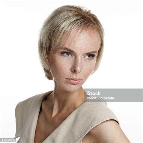 아름다운 금발 모델 억제하여 기미와 주근깨의 생성을 루킹 카메라 금발 머리에 대한 스톡 사진 및 기타 이미지 금발 머리 립스틱 미용술 Istock