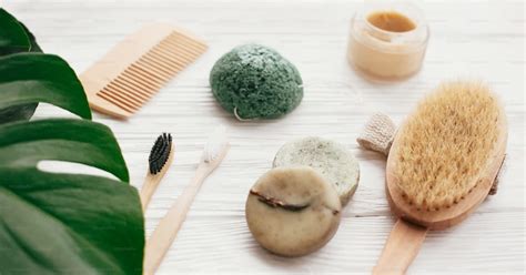 제로 웨이스트 솔리드 샴푸 바 대나무 칫솔 나무 브러시 천연 탈취제 녹색 몬스테라 잎이 있는 흰색 나무에 곤자쿠 스폰지 에코 천연 제품 플라스틱 무료 사진