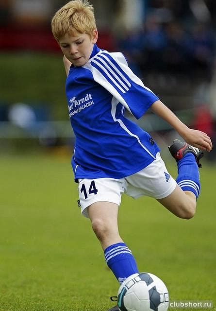 Мальчик в спортивной форме с мячом Шорты фото