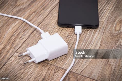 빈 배터리를 충전하는 데 사용하는 스마트폰과 충전기 다양한 장치 충전 개념 Brand Name Smart Phone에 대한 스톡 사진 및 기타 이미지 Brand Name
