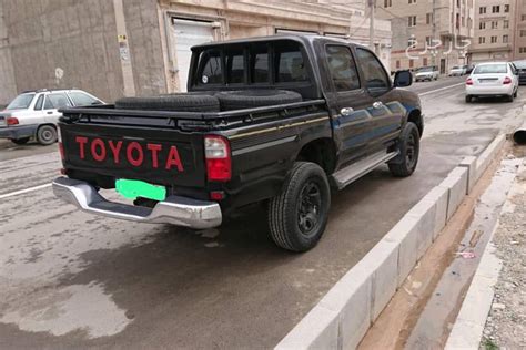 تویوتا هایلوکس دو کابین بلند دنده‌ای کارکرد ۲۵۰هزار کیلومتر بدنه چند لکه رنگ