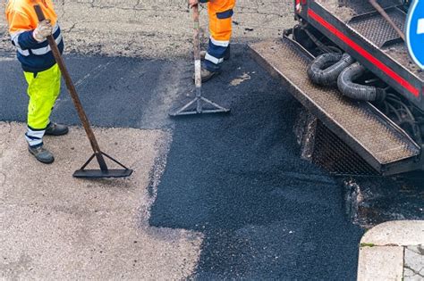 도로 도로 수리 작업 중 아스팔트 포장 기계의 작업자 선택적 초점 2명에 대한 스톡 사진 및 기타 이미지 2명 거리 고속