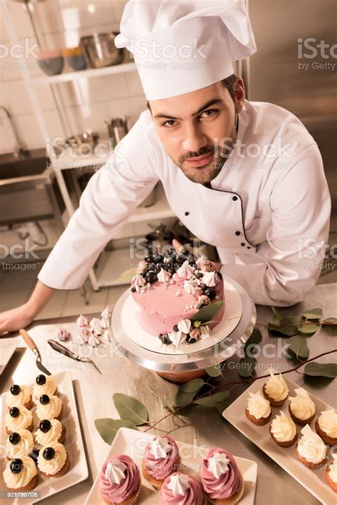 레스토랑 주방에서 카운터에 케이크 근처 서 제과의 높은 각도 보기 달콤한 음식에 대한 스톡 사진 및 기타 이미지 달콤한 음식 레스토랑 부엌 Istock