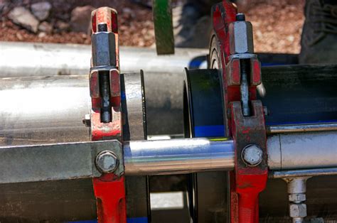 Hdpe 파이프 용접 전기 융합 용접은 Pe 파이프를 접합 하기 위한 가장 일반적인 용접 기술입니다 폴리머가 팽창 하 고 관절 간격이 채워집니다 관 튜브에 대한 스톡 사진