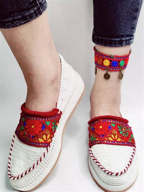 گیوه طرح گل افشان نخ چین