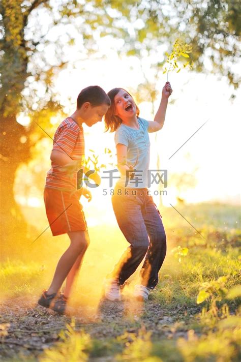 孩子们迎着太阳玩耍高清摄影大图 千库网