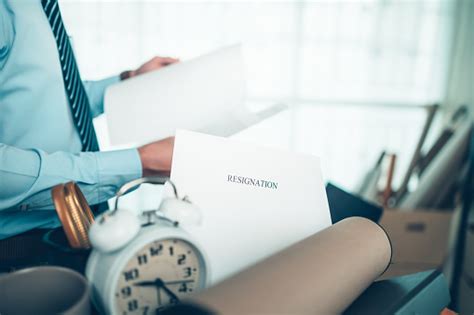 골판지 상자와 사직 편지 서류 알람 시계 커피 컵 계산기 및 도면 튜브를 상자에 직장을 그만두고 사업가는 해고하거나 일자리를 그만두었습니다 거절에 대한 스톡 사진 및 기타