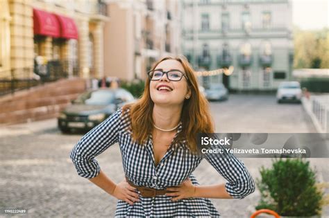 오래 된 유럽 도시 거리에서 행복 한 세련 된 여자 평온하 고 진정한 행복의 순간 오래 된 거리에 걷는 젊은 아름 다운 쾌활 한 여자입니다 유럽 여행 구시 가지 여름 방학