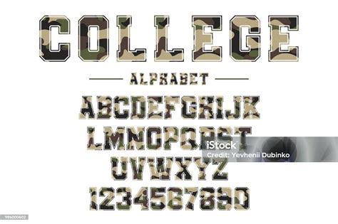 위장 텍스처와 고전 대학 폰트입니다 축구 야구 또는 농구에 대 한 미국 스타일 빈티지 스포츠 글꼴 티셔츠 대표팀 스타일 글꼴 교육에 대한 스톡 벡터 아트 및 기타 이미지